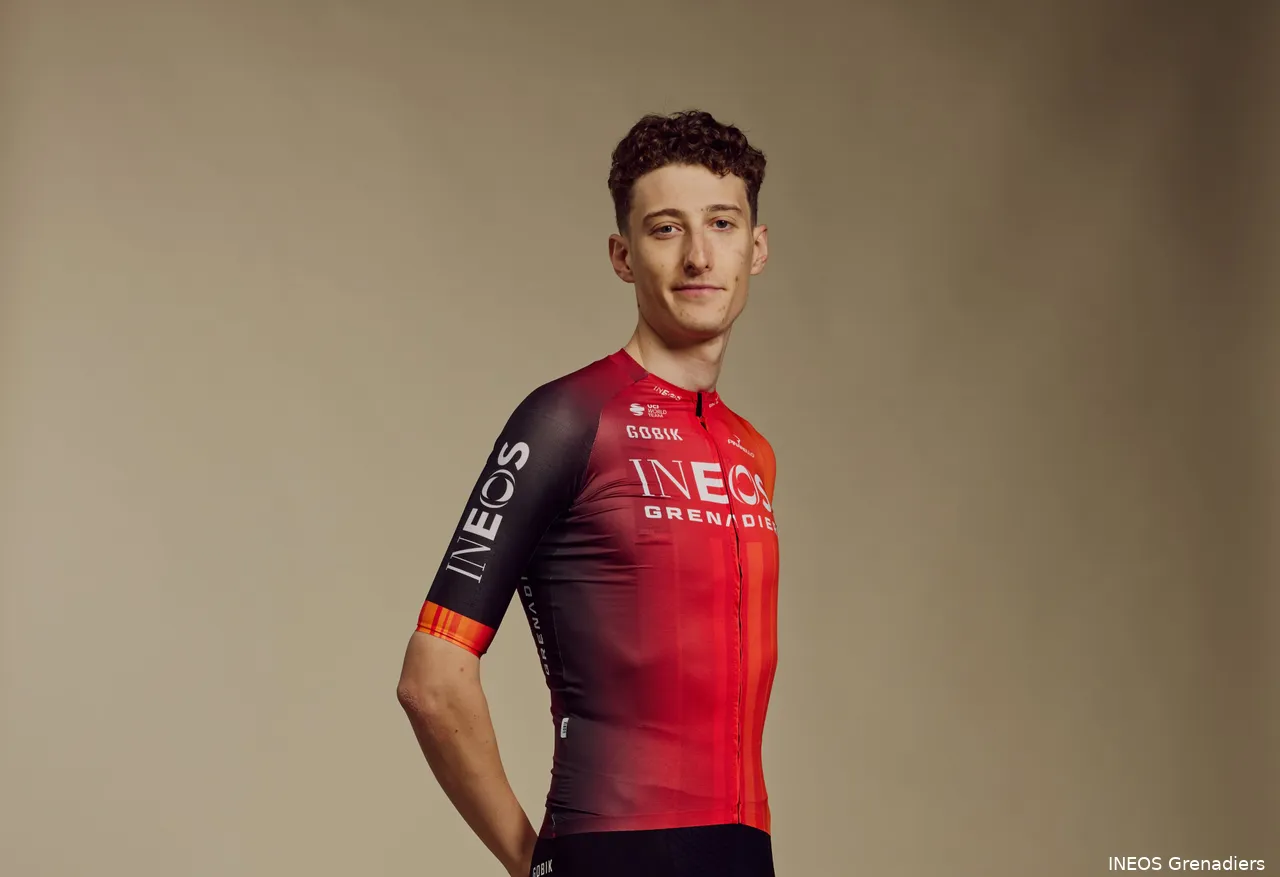 "How fast can you be at the airport?" The bizarre story of 2 riders who had to go to the Vuelta ...